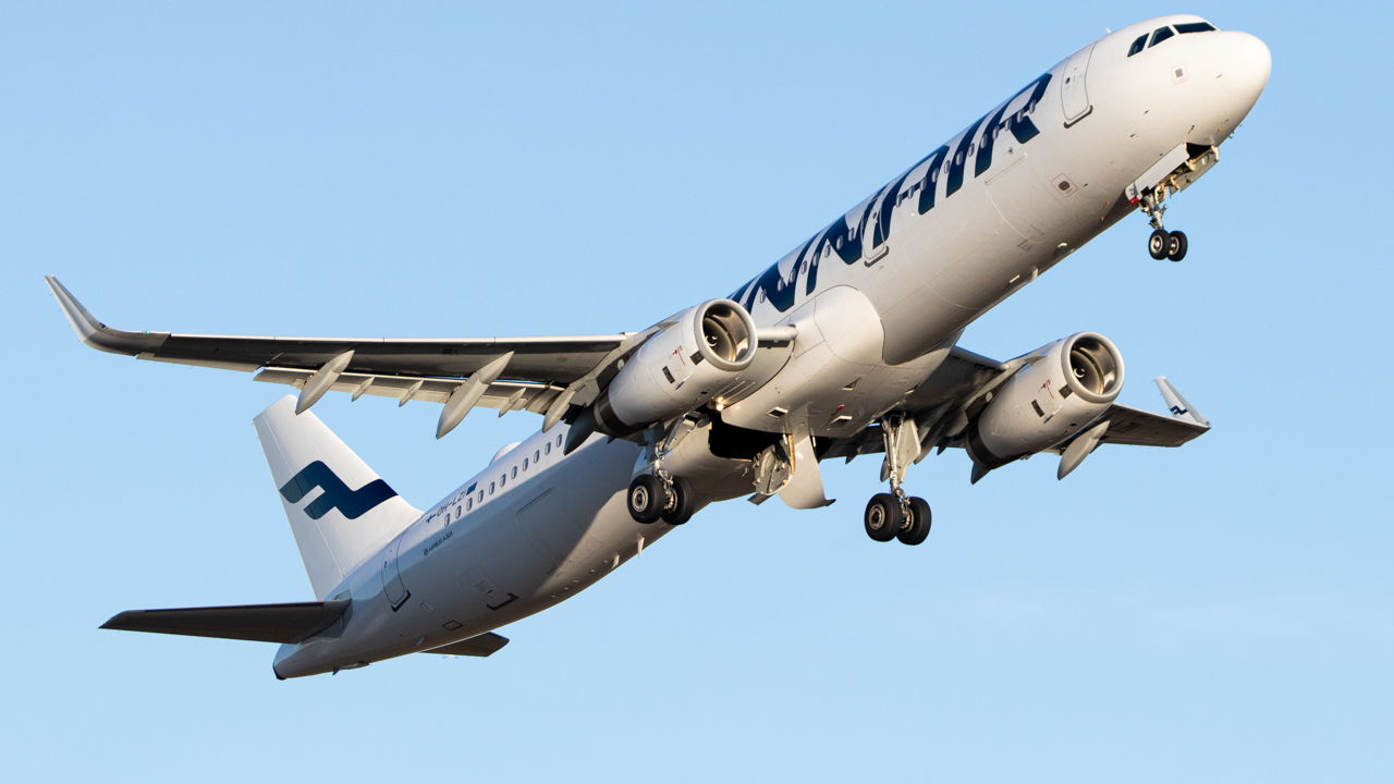 Is It Safe To Fly Over The North Pole? - Travel Radar