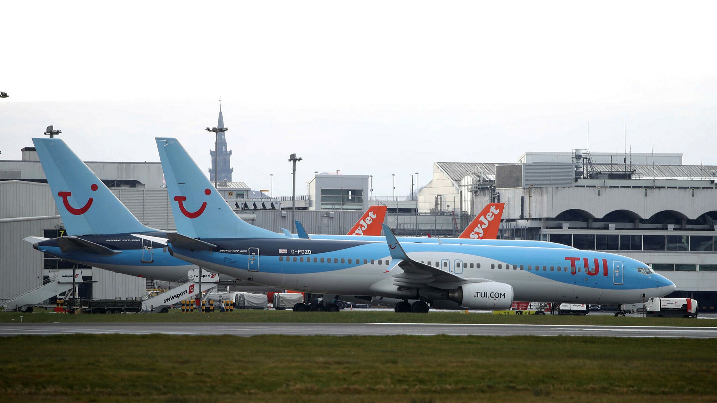 TUI Pilot Helps Load Baggage To Minimise Delay - Travel Radar