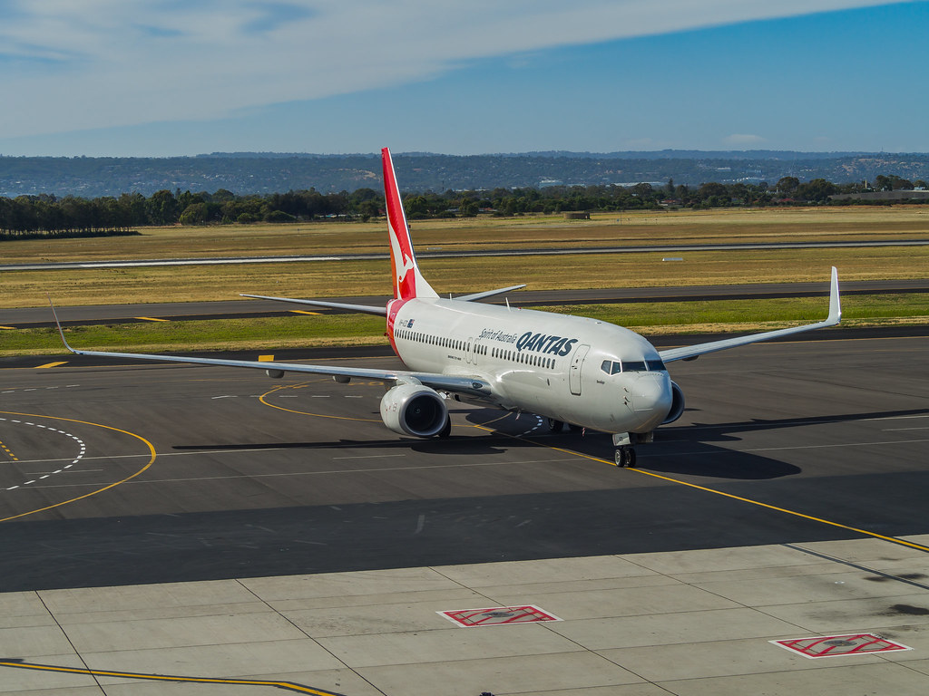 Qantas B737 Emergency Landing Caused Grassfire at Sydney Airport ...