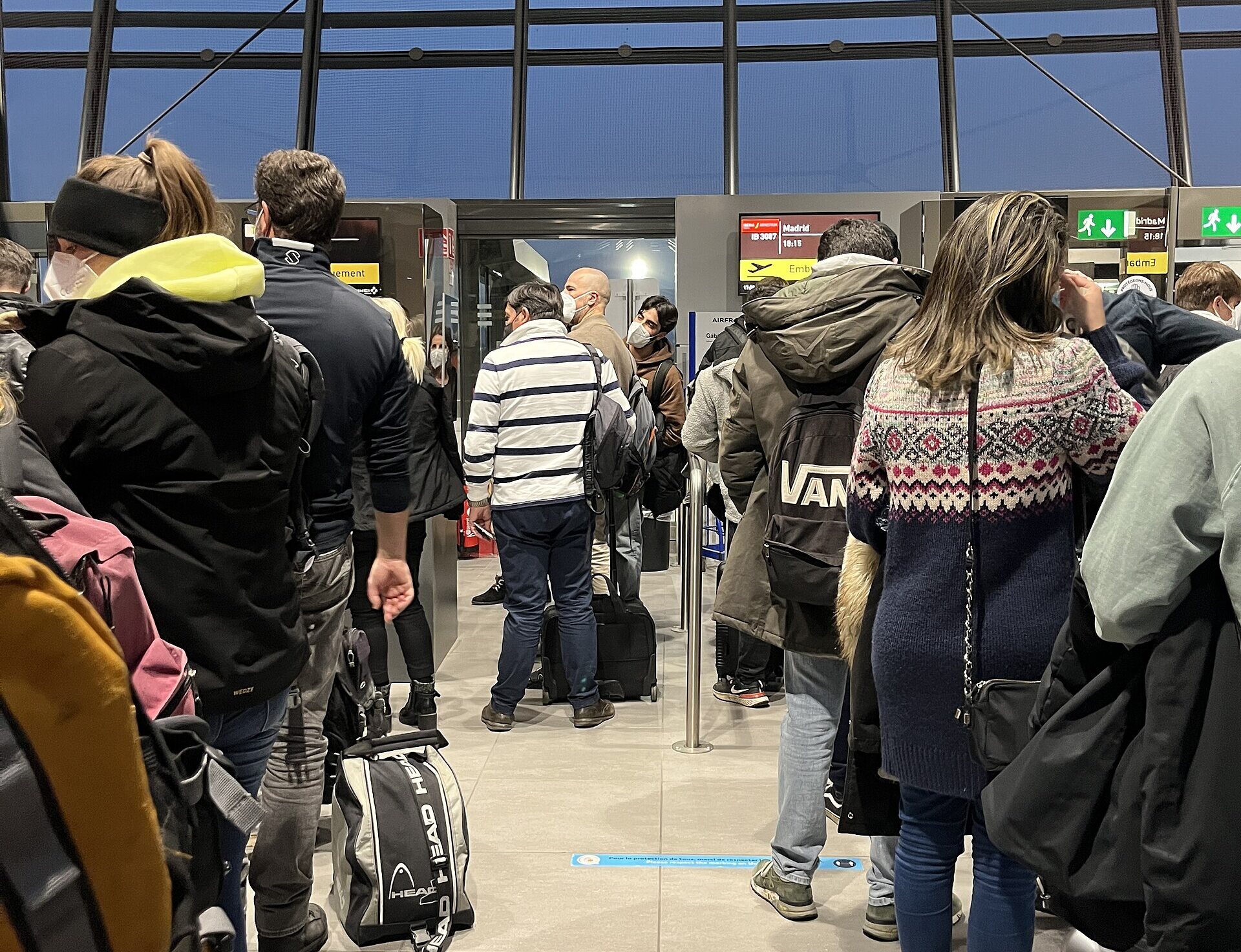 Lengthy airport queues but bank holiday travel numbers down - Travel ...