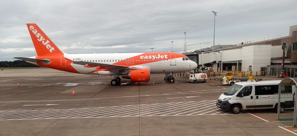 Lengthy airport queues but bank holiday travel numbers down - Travel ...